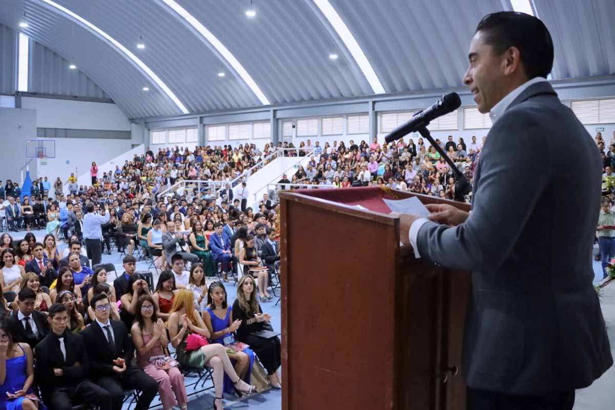 Roberto Sosa asiste a Ceremonia de Graduación del CBTis 118