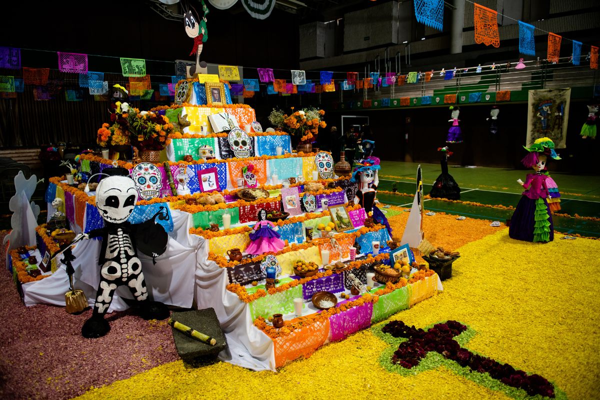 ¿Qué significan los elementos en el altar de muertos?