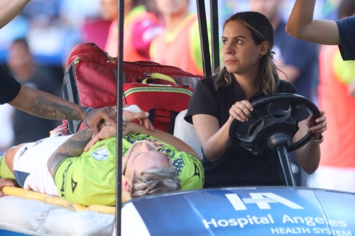 Jugador convulsiona durante el partido de Gallos Blancos vs Puebla
