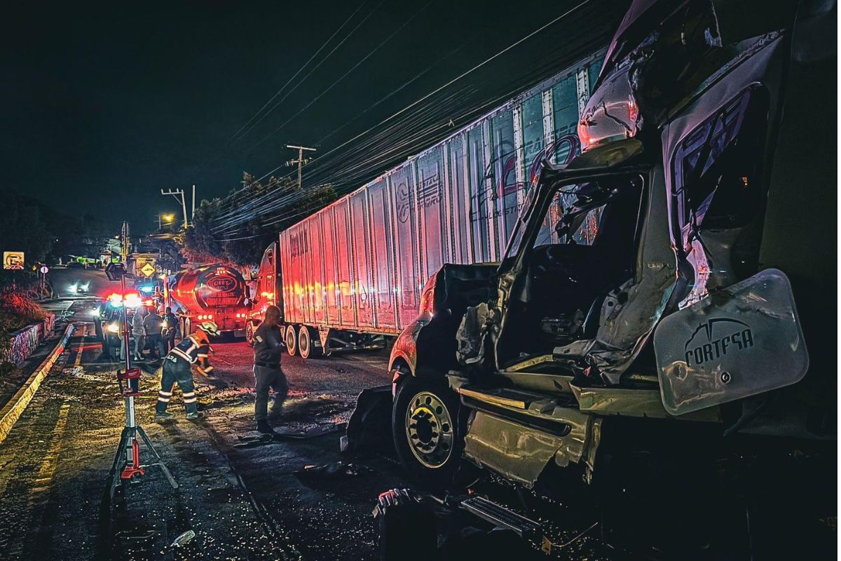 Choque entre tractocamiones cierra circulación en autopista México-Querétaro