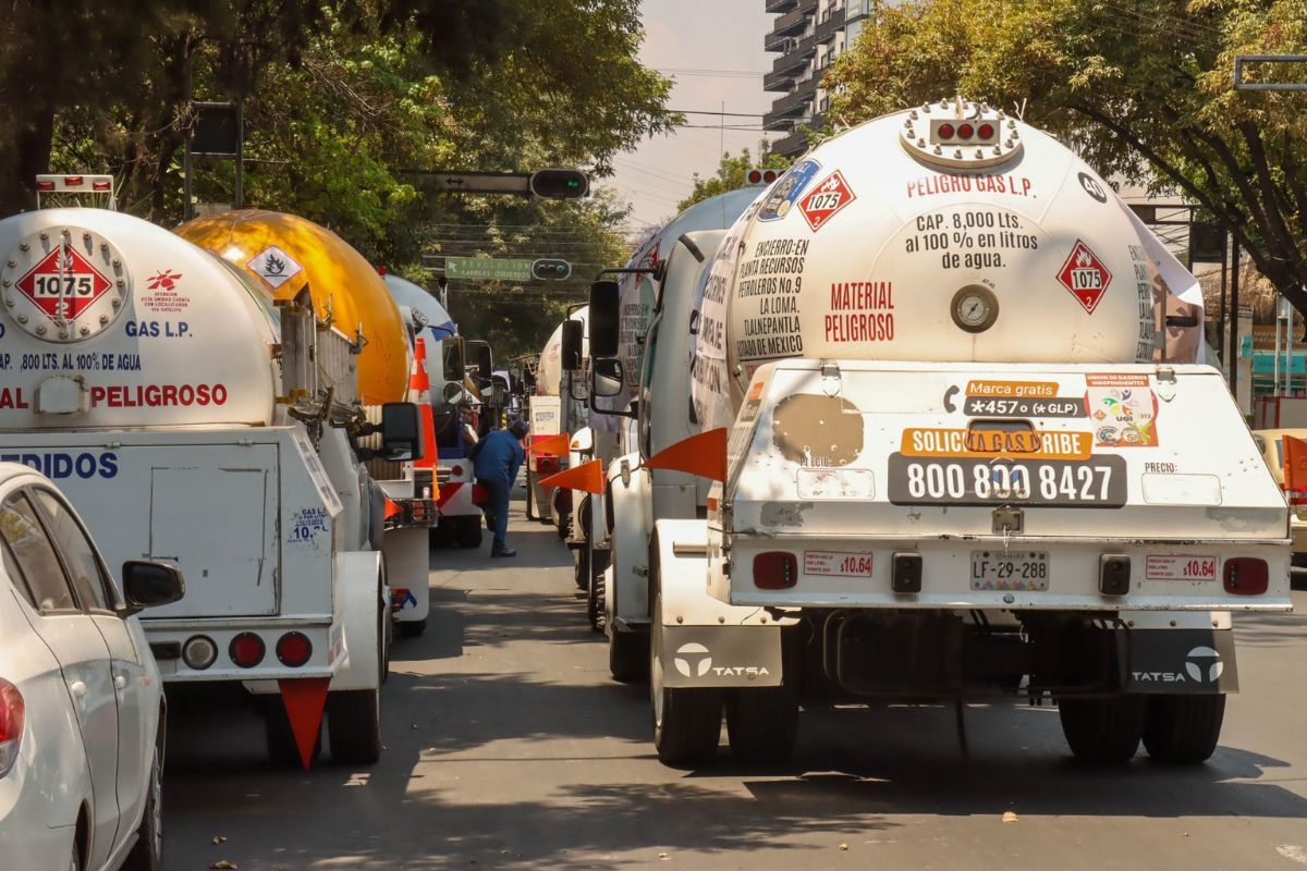 QR, GPS y balizado: la nueva norma para que circulen pipas en México