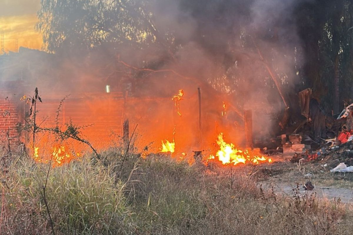 Protección Civil de Querétaro combate incendio en Santa María Magdalena